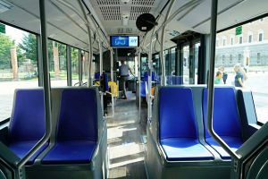 Sul bus Gtt con una bottiglia di vetro rotta, panico tra i passeggeri ...