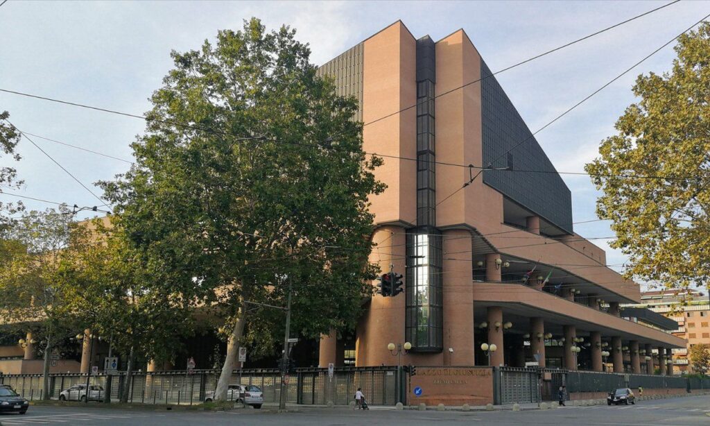 Torino: detenuto dà in escandescente in tribunale, aggredisce gli ...