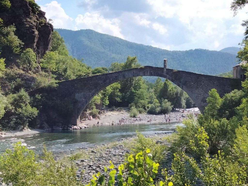 Donna di 50 anni perde la vita al ponte del diavolo di Lanzo