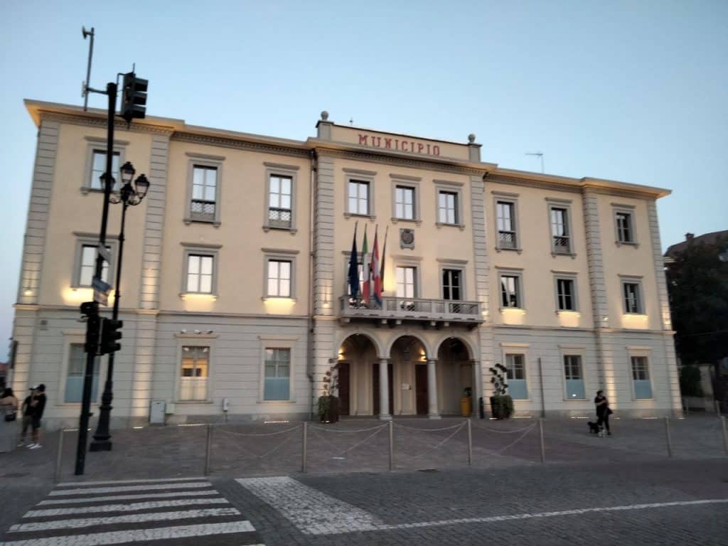 Lascia la figlia di 2 anni sola in casa e la bambina esce per strada a ...