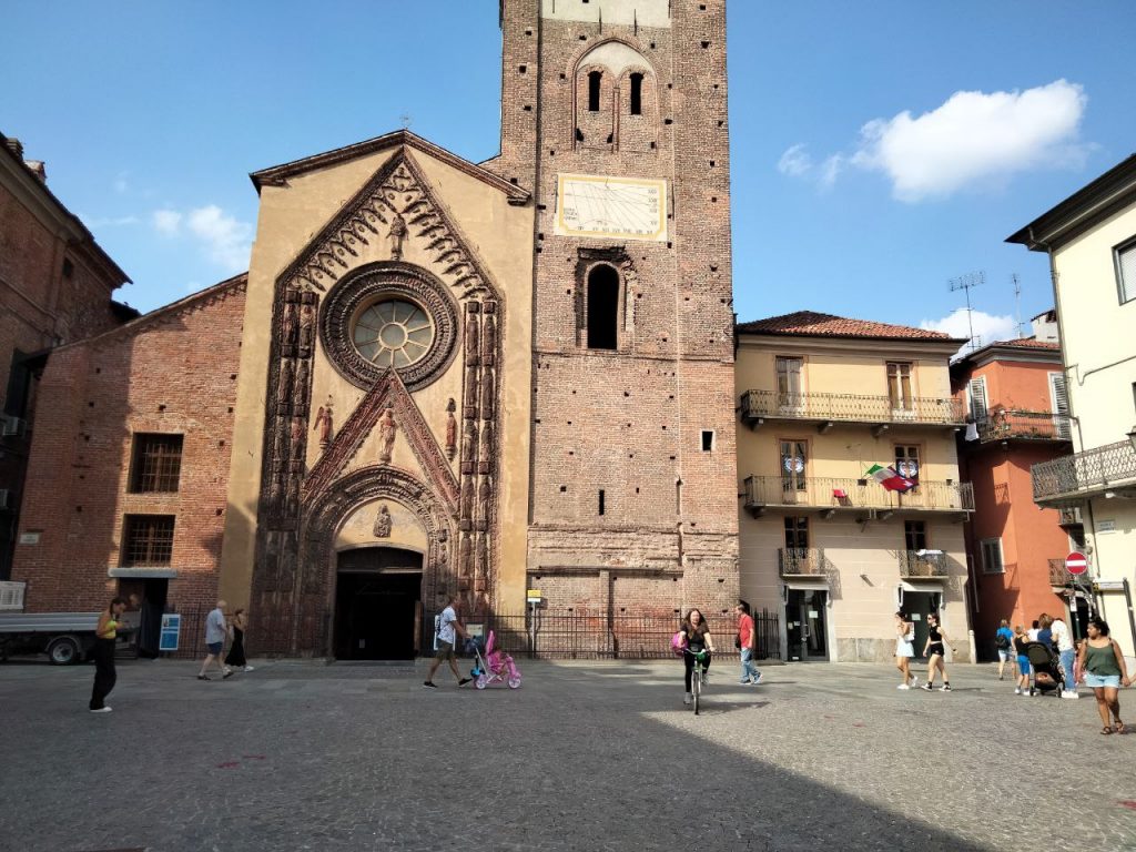 Due tredicenni picchiano e rubano le scarpe ad una coetanea a Chivasso, un video riprende tutto