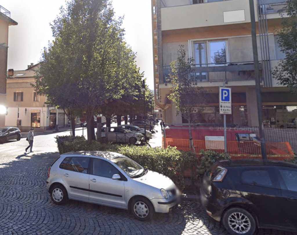 73enne si lancia dal quarto piano a Chivasso