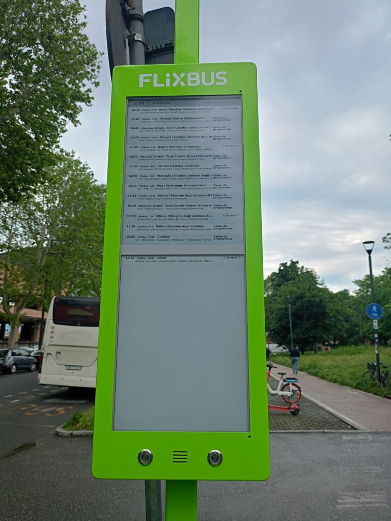 Un pannello informativo con le informazioni in tempo reale sui FlixBus ...