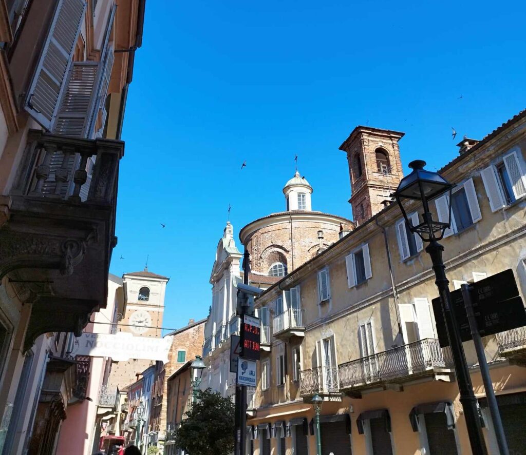 La ragazza che balla nuda sul balcone in centro a Chivasso: non è la ...