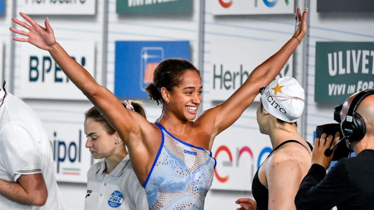 Sara Curtis trascina l’Italia e firma un record nella 4x100 stile