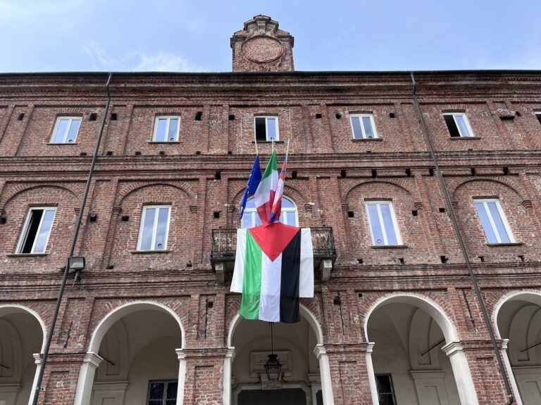 Chivasso espone la bandiera palestinese: il sindaco Castello firma l ...