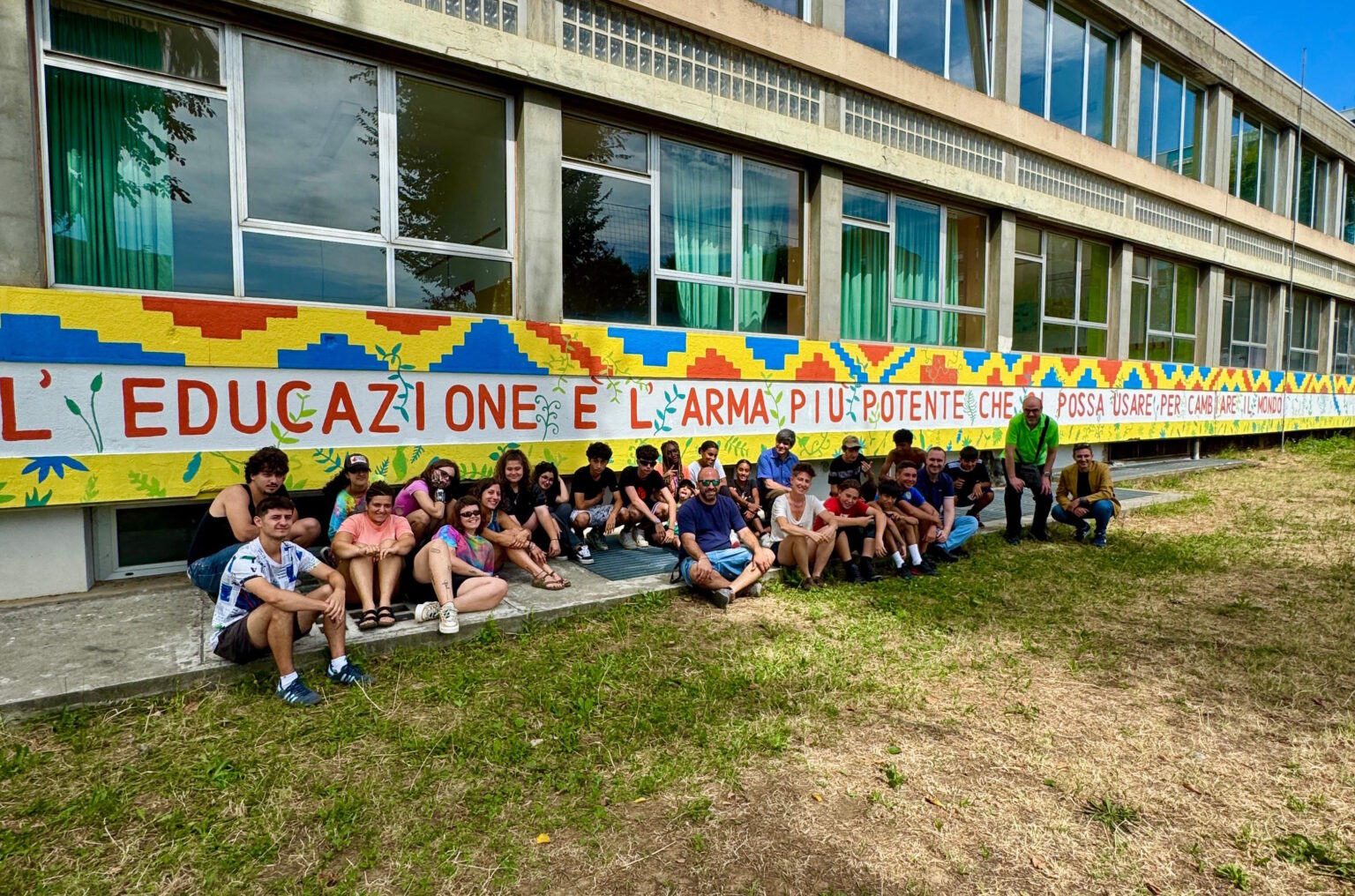 I giovani di Beinasco coprono le scritte No Vax sulla scuola Gobetti ...