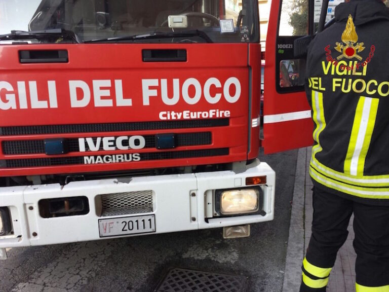 Va a fuoco un'autogru al terminal merci di Novara: colonna di fumo ...
