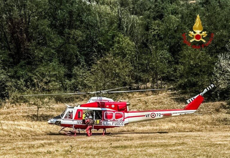 Elicottero precipita a Solcio di Lesa, sul lago Maggiore: un morto e ...