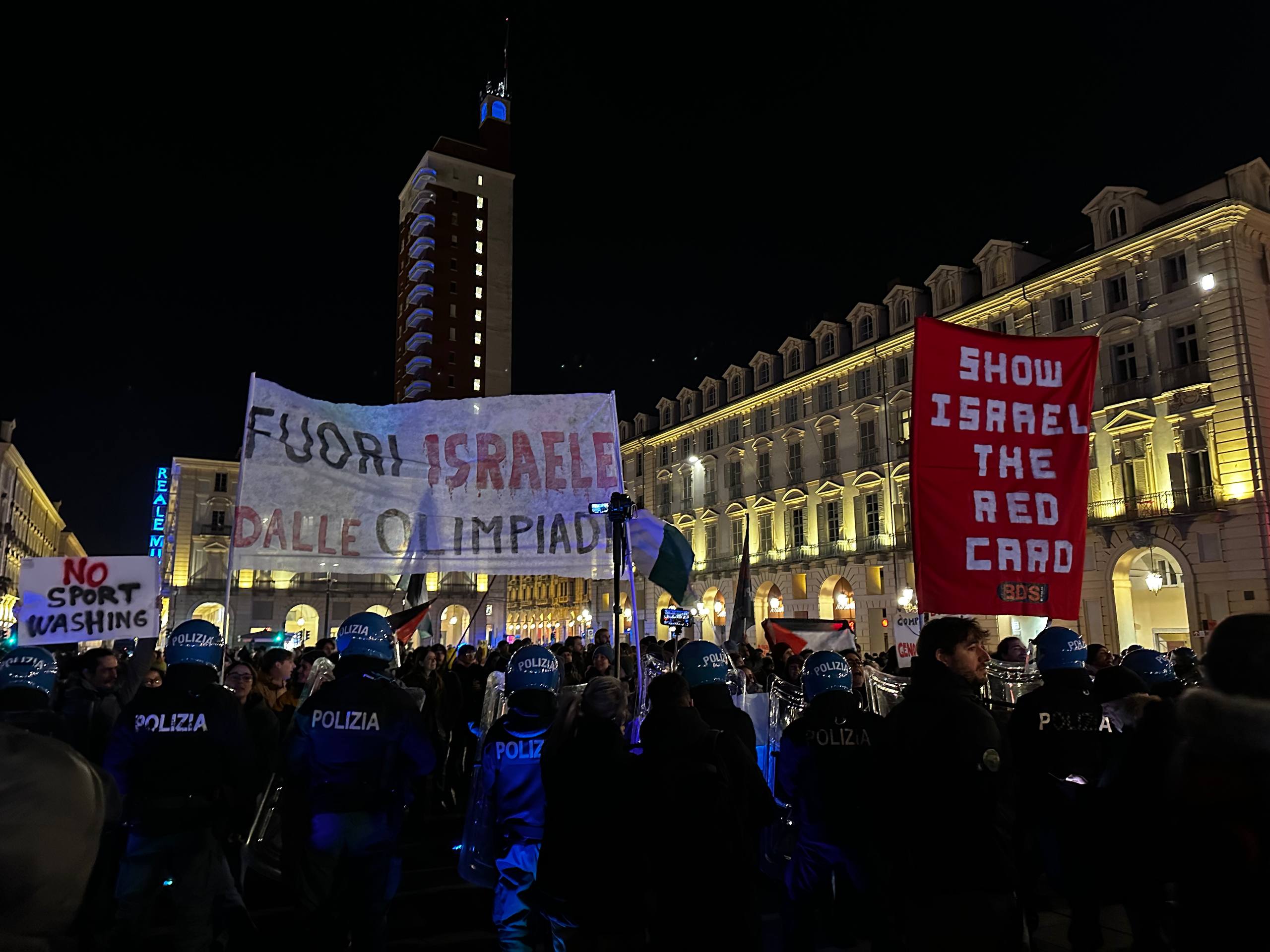 Proteste anti-Israele in piazza Castello a Torino mentre passa la ...