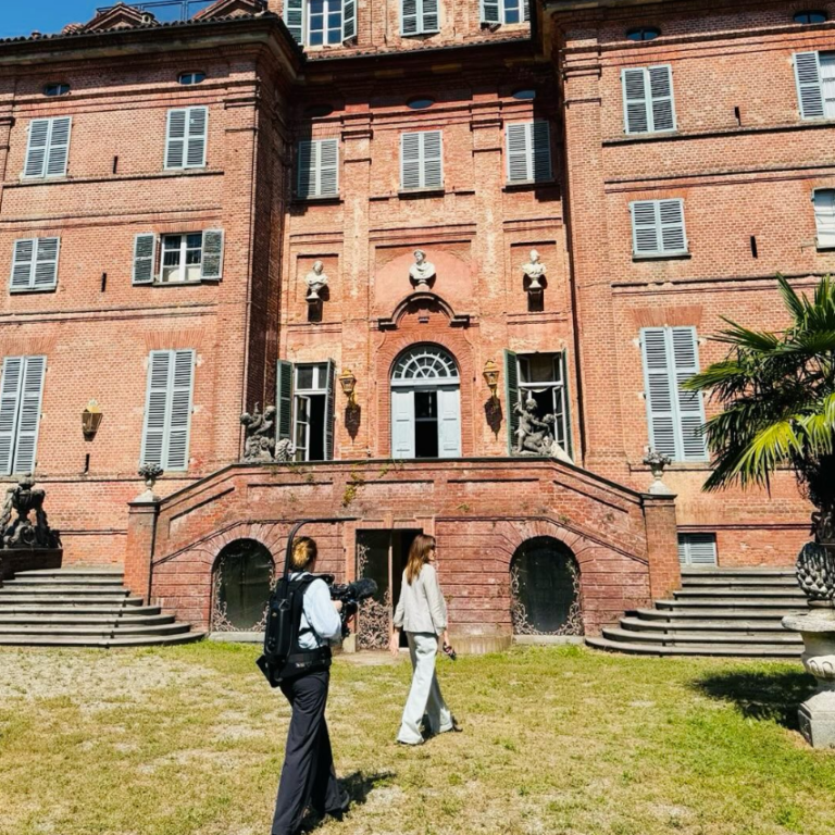 "Ciao Torino! Ti voglio bene…": Carla Bruni torna nei luoghi del cuore ...