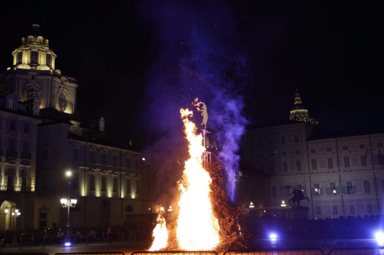 Farò di San Giovanni a Torino: in che direzione è caduto il toro?