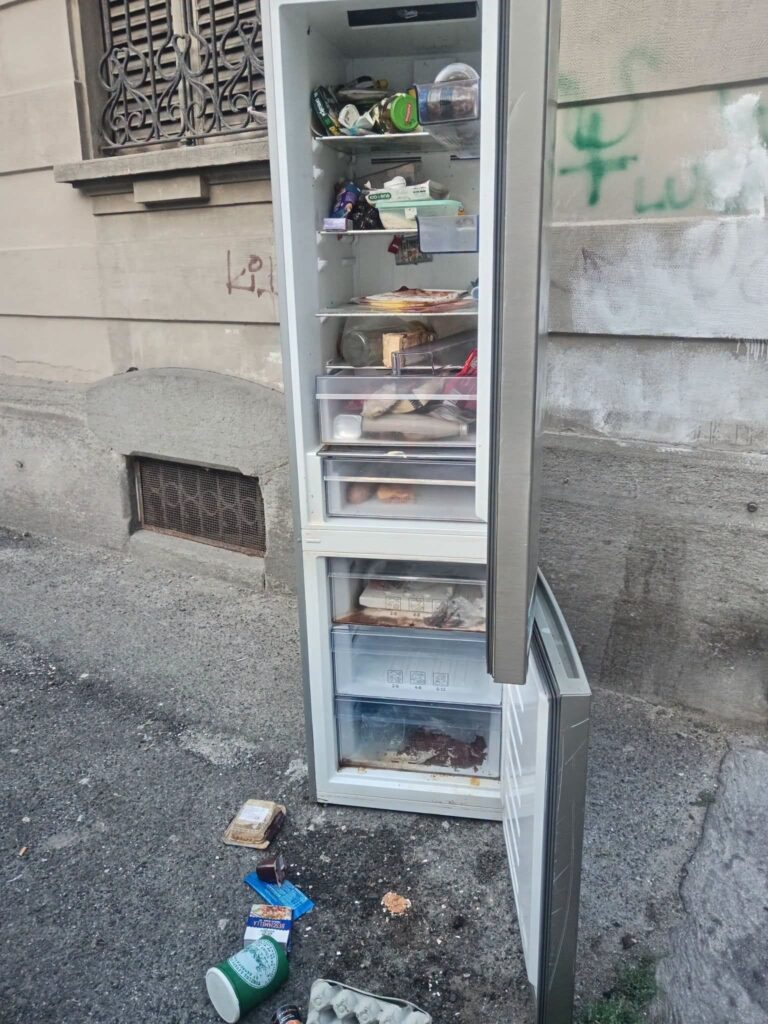 Cosa ci fa un frigorifero (pieno) per strada a Torino?