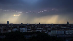 Valerio Minato a caccia di fulmini nel temporale notturno di Torino: il ...